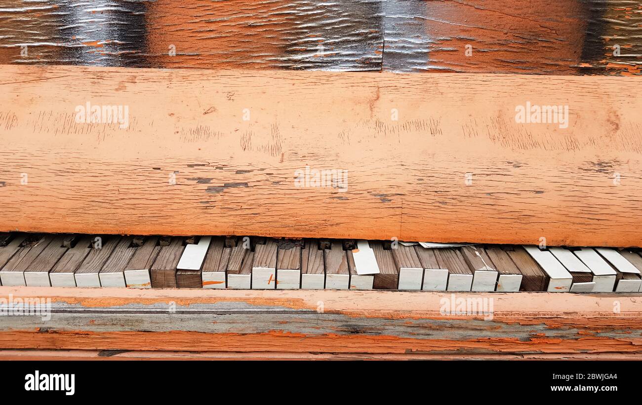 Closeup of a broken piano keyboard of an old piano Stock Photo - Alamy