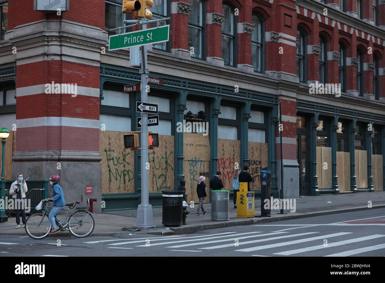 Graffiti on boarded up looted hi-res stock photography and images - Alamy