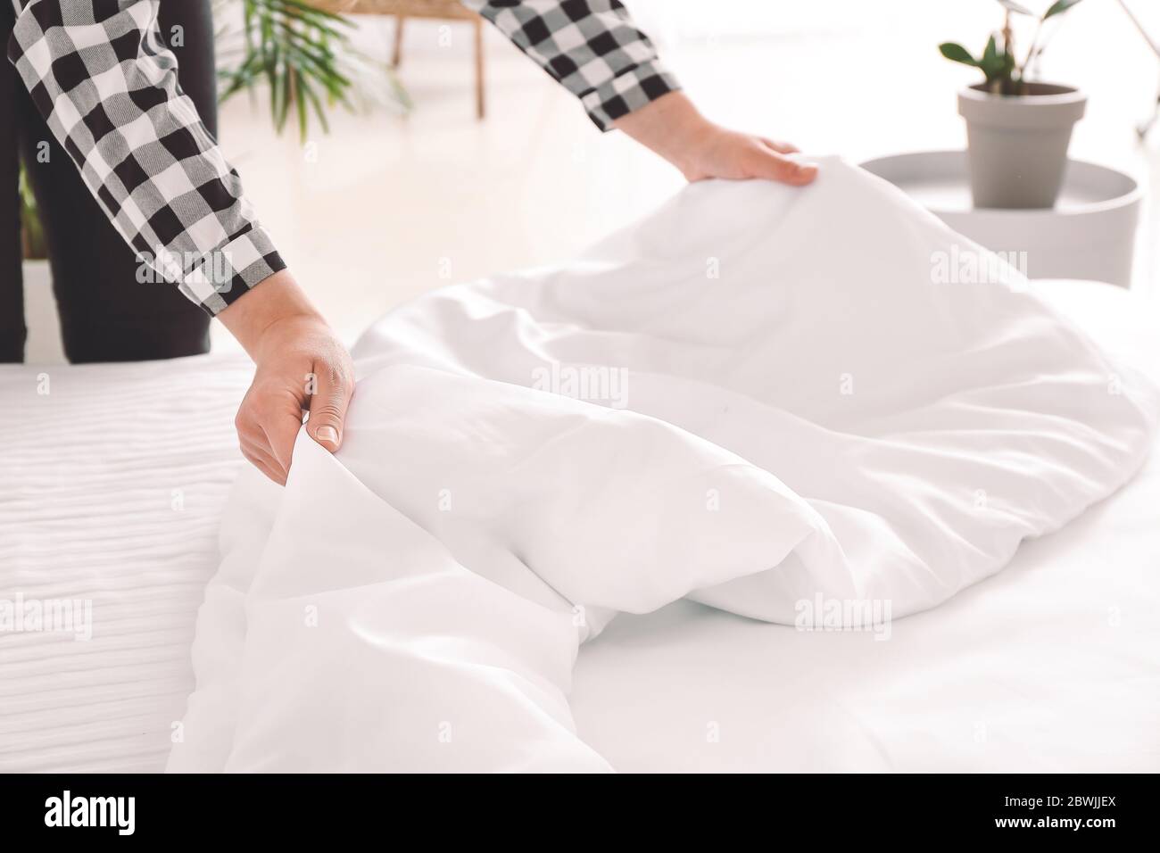 Household housewife making bed hi-res stock photography and images - Alamy