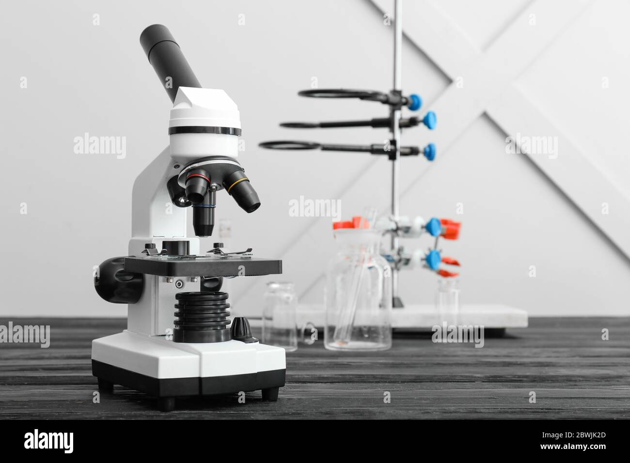 Light microscope sample table hi-res stock photography and images - Alamy