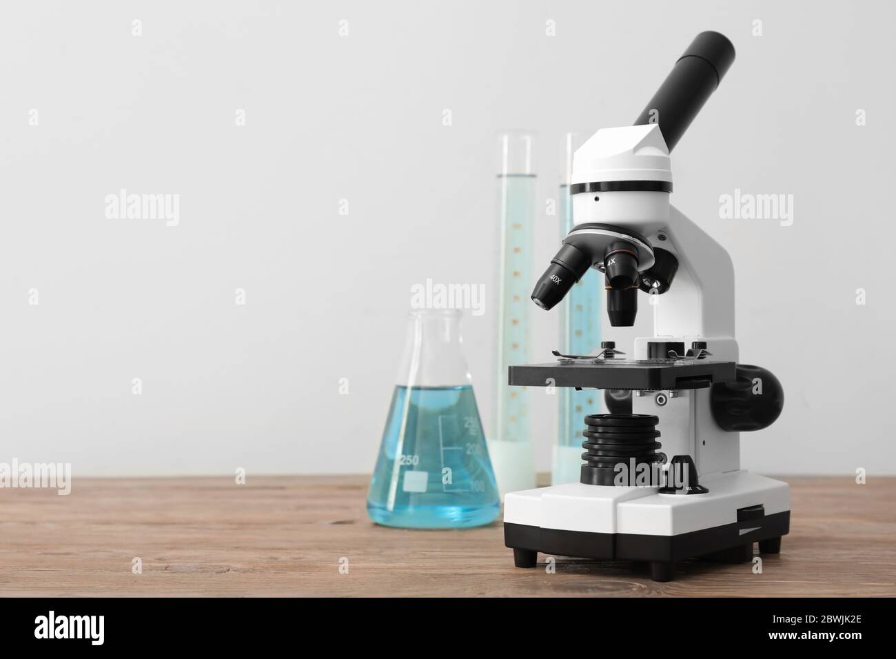 Light microscope sample table hi-res stock photography and images - Alamy