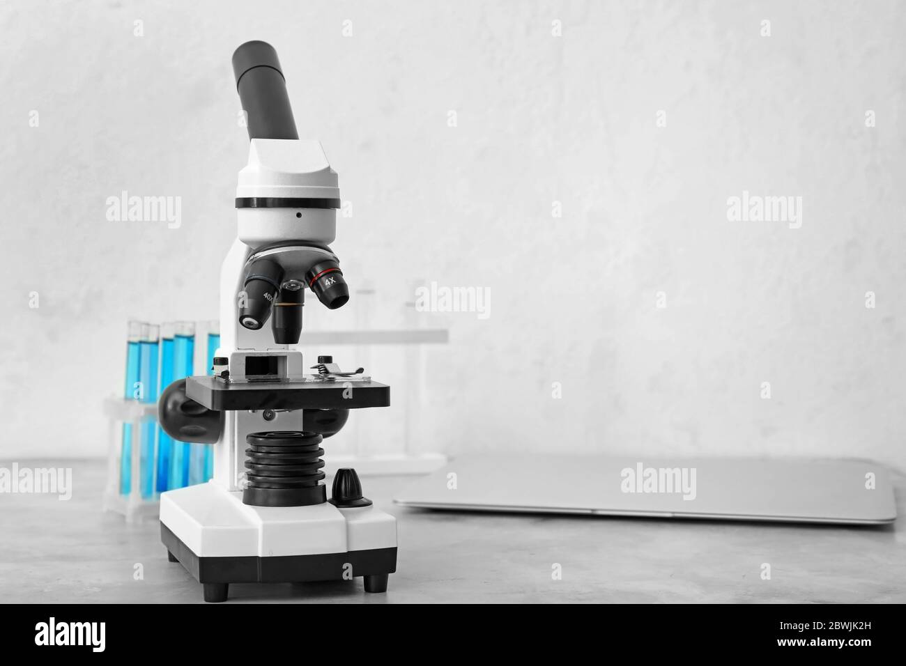 Light microscope sample table hi-res stock photography and images - Alamy
