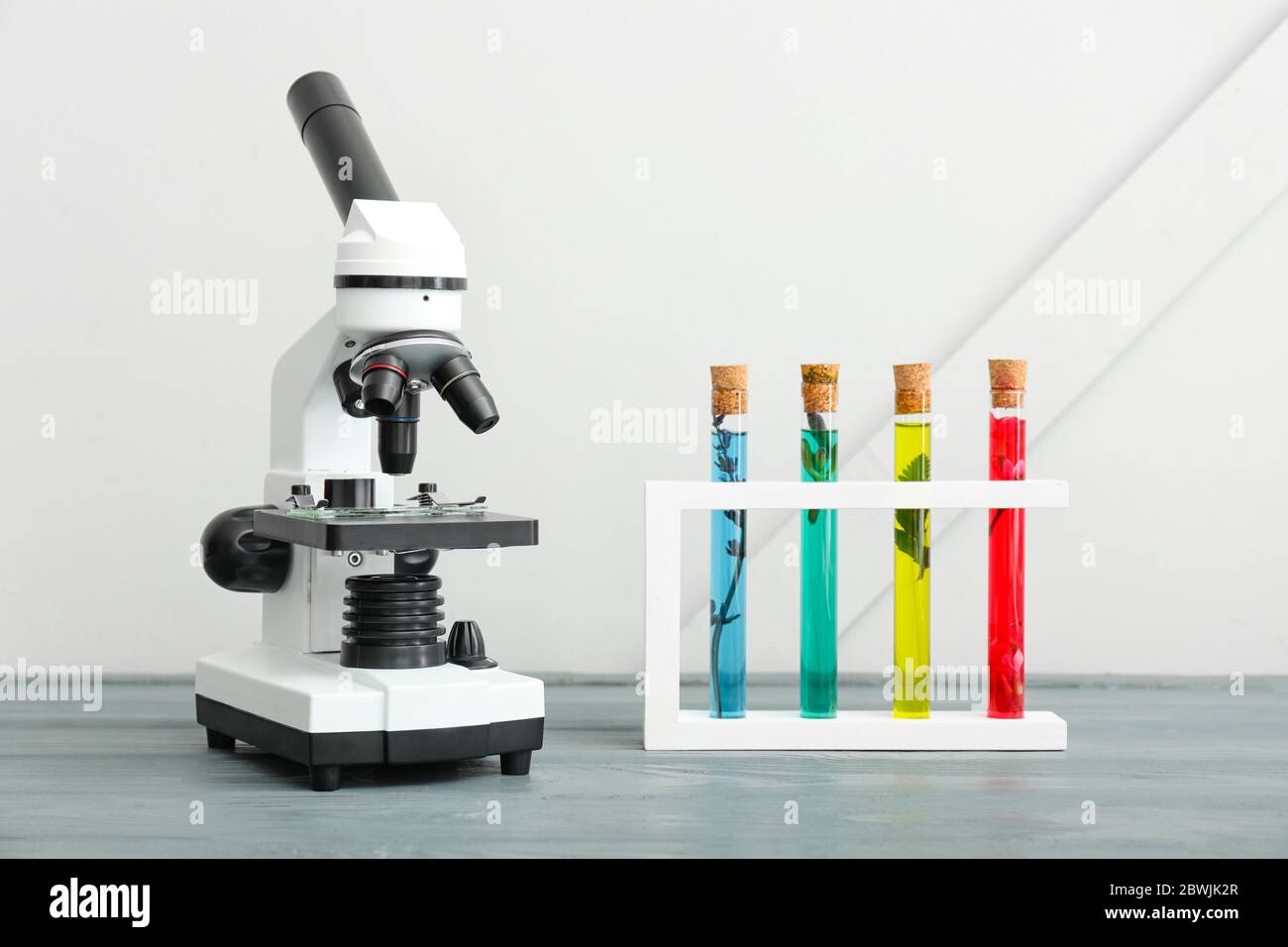Light microscope sample table hi-res stock photography and images - Alamy