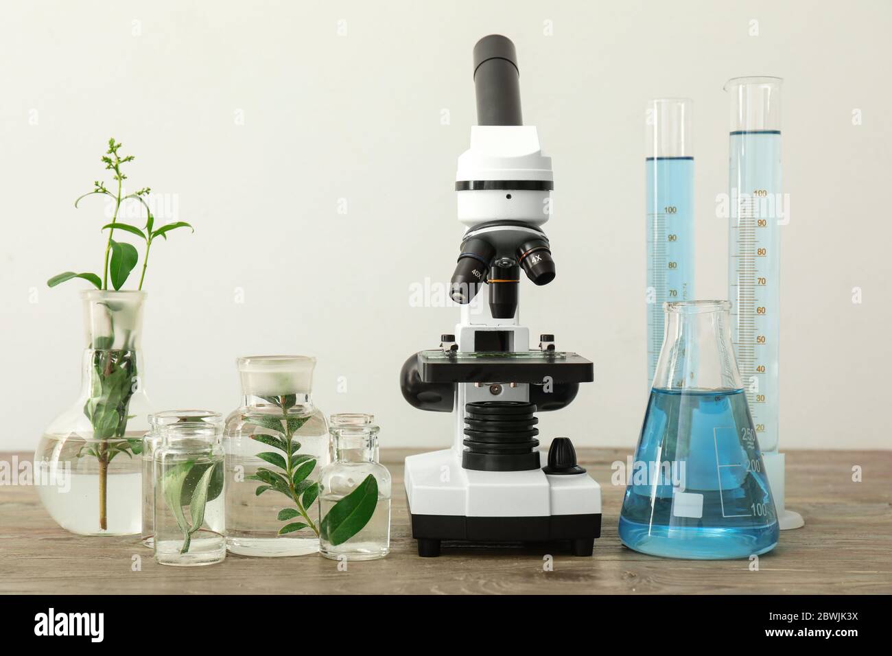 Light microscope sample table hi-res stock photography and images - Alamy