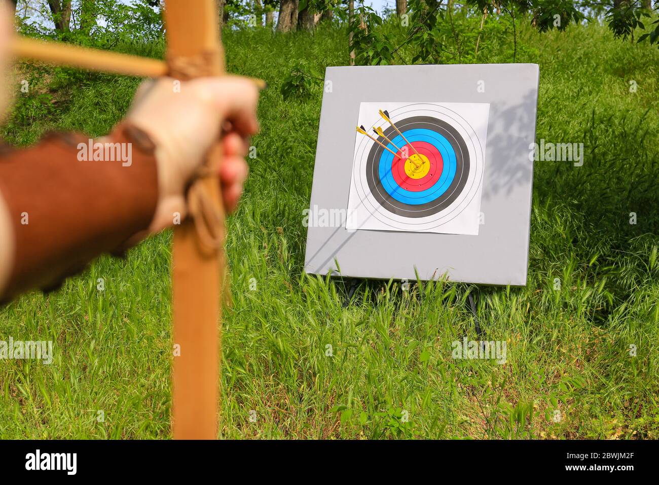 Woman archer forest hi-res stock photography and images - Alamy