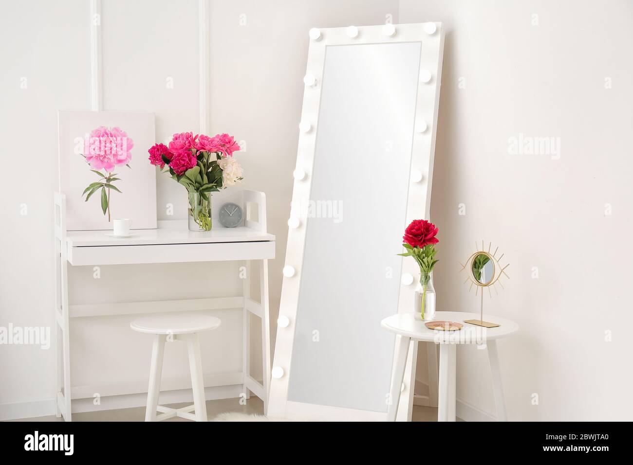 Light dressing hi-res stock photography and images - Alamy