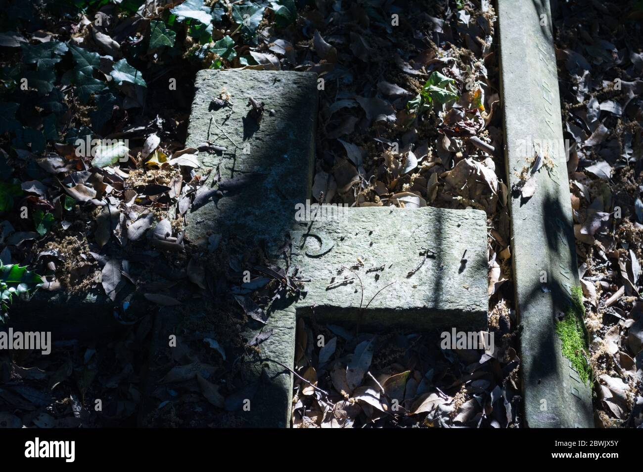 Broken tombstone cross hi-res stock photography and images - Alamy