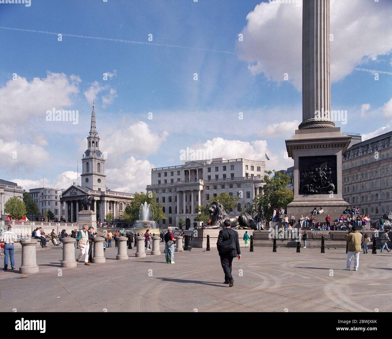 1995 Street scene in Trafalgar Square, central London, south East ...