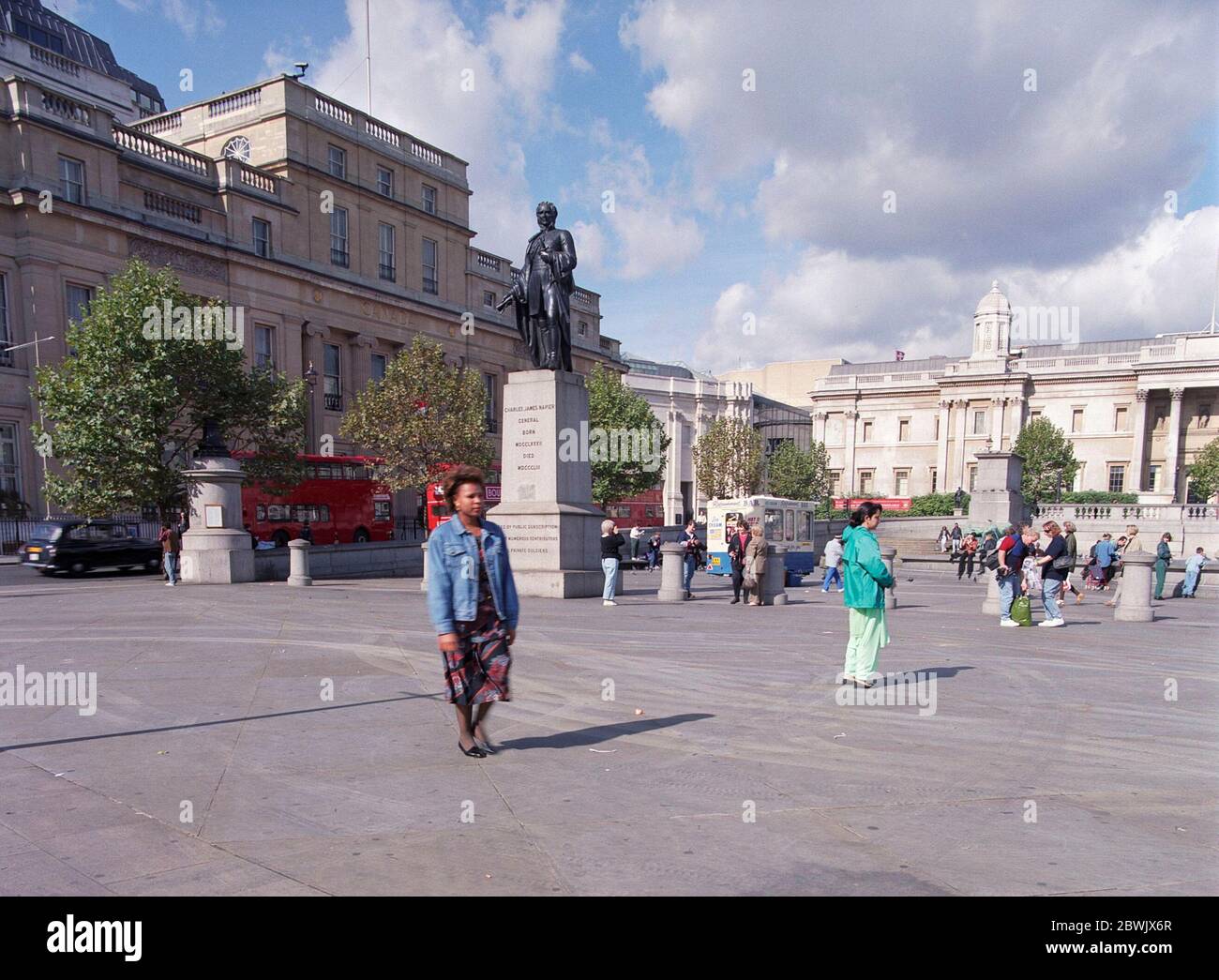 1995 Street scene in Trafalgar Square, central London, south East ...