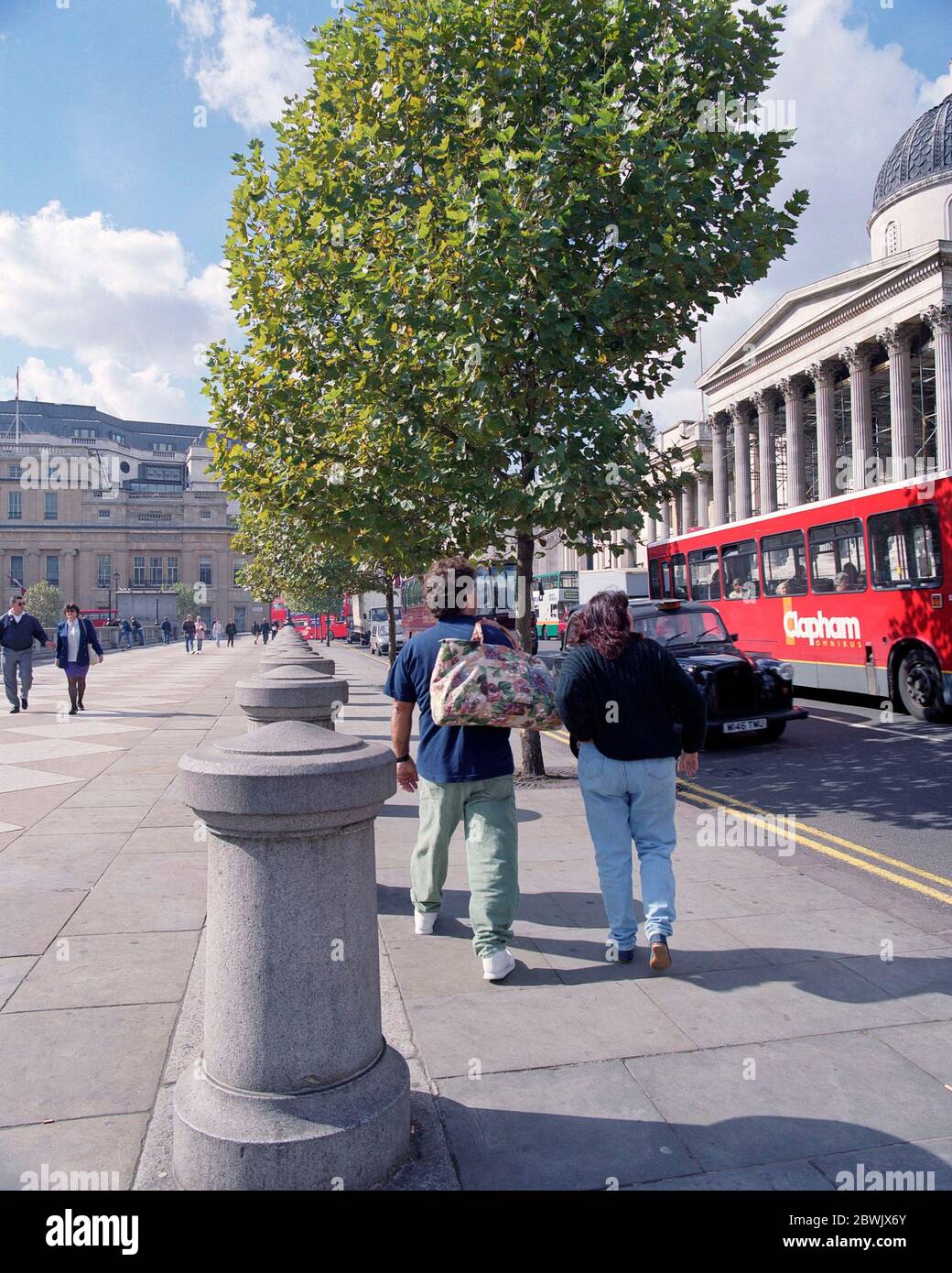 1995 Street scene in Trafalgar Square, central London, south East ...