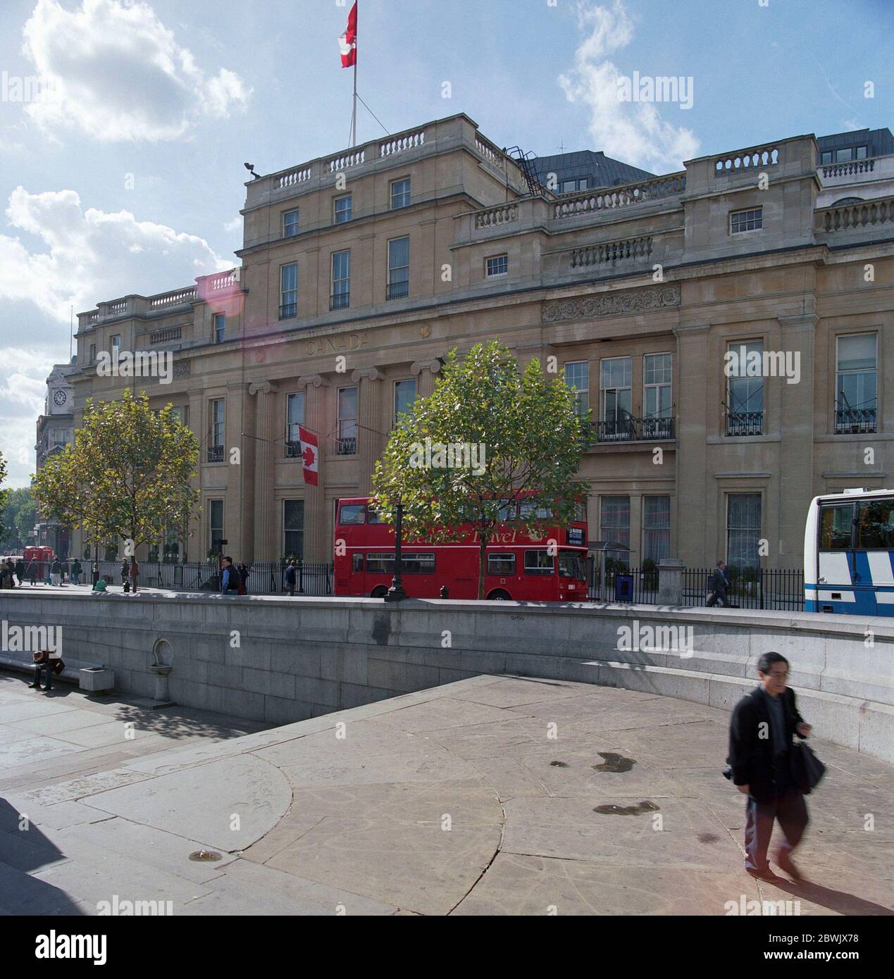 1995 Street scene in Trafalgar Square, central London, south East ...