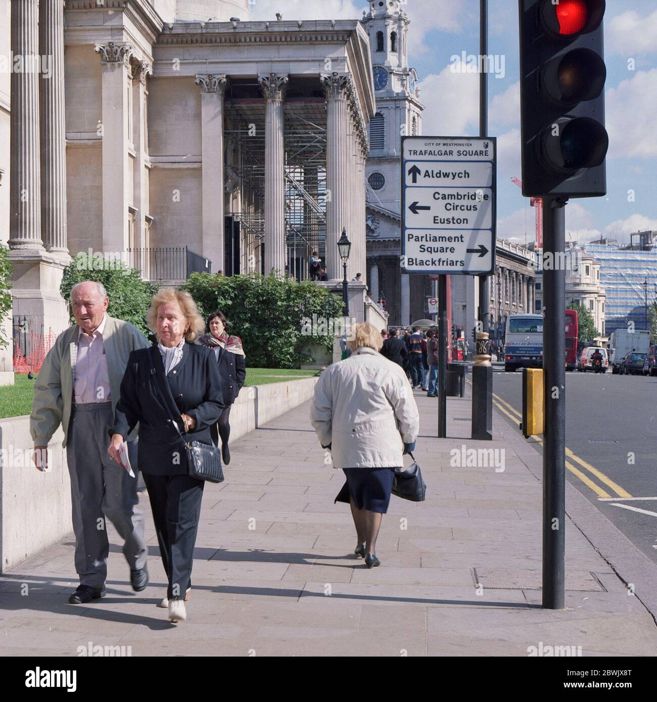 1995 Street scene in Trafalgar Square, central London, south East ...