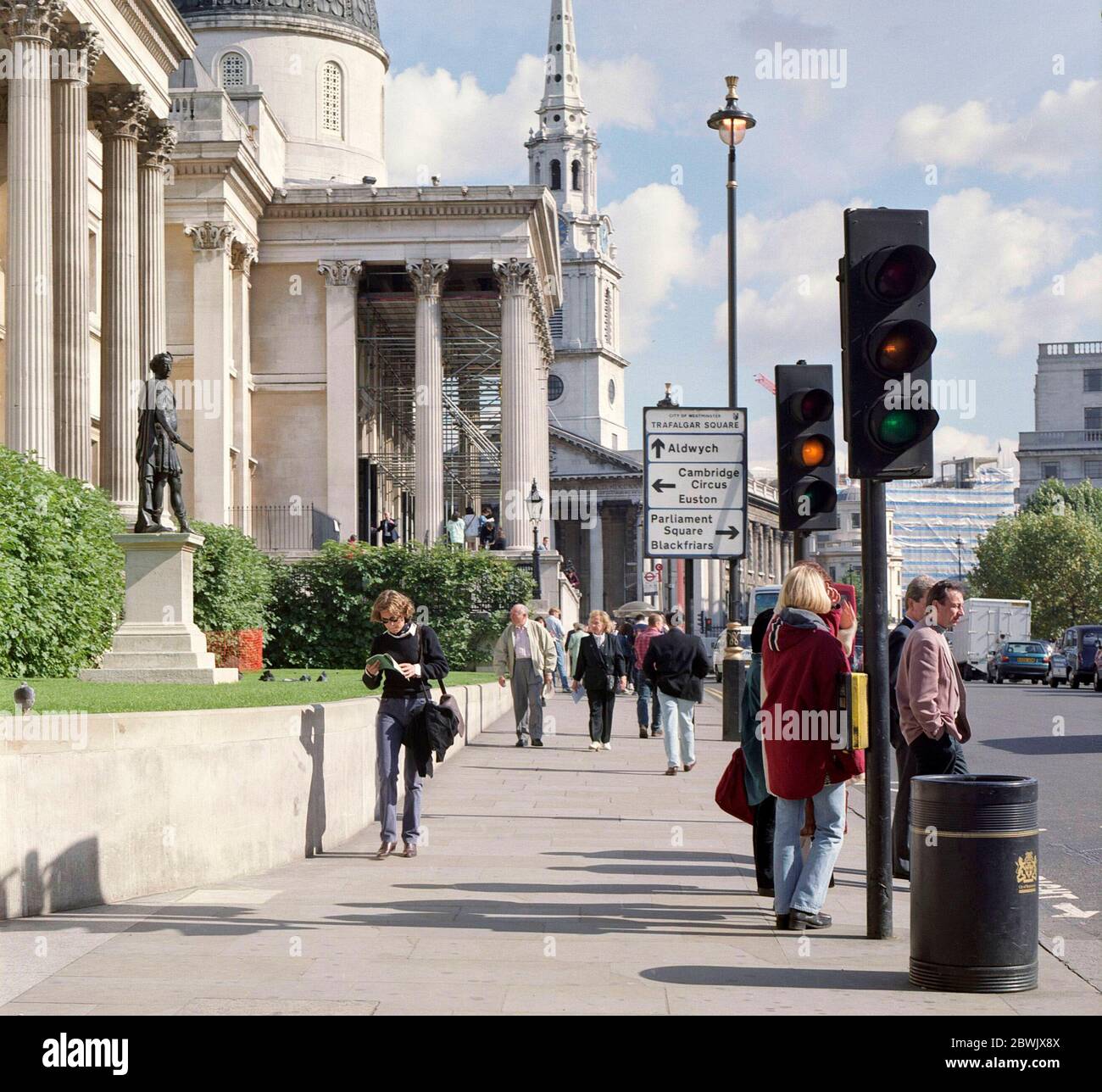 1995 Street scene in Trafalgar Square, central London, south East ...