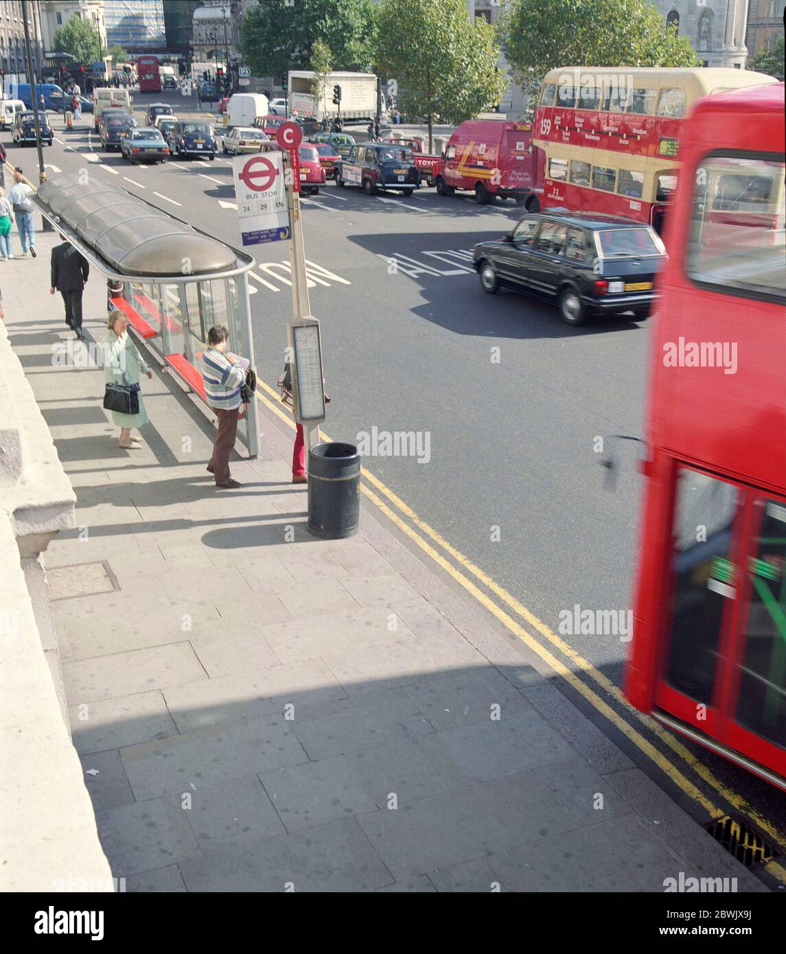 1995 Street scene in Trafalgar Square, central London, south East ...