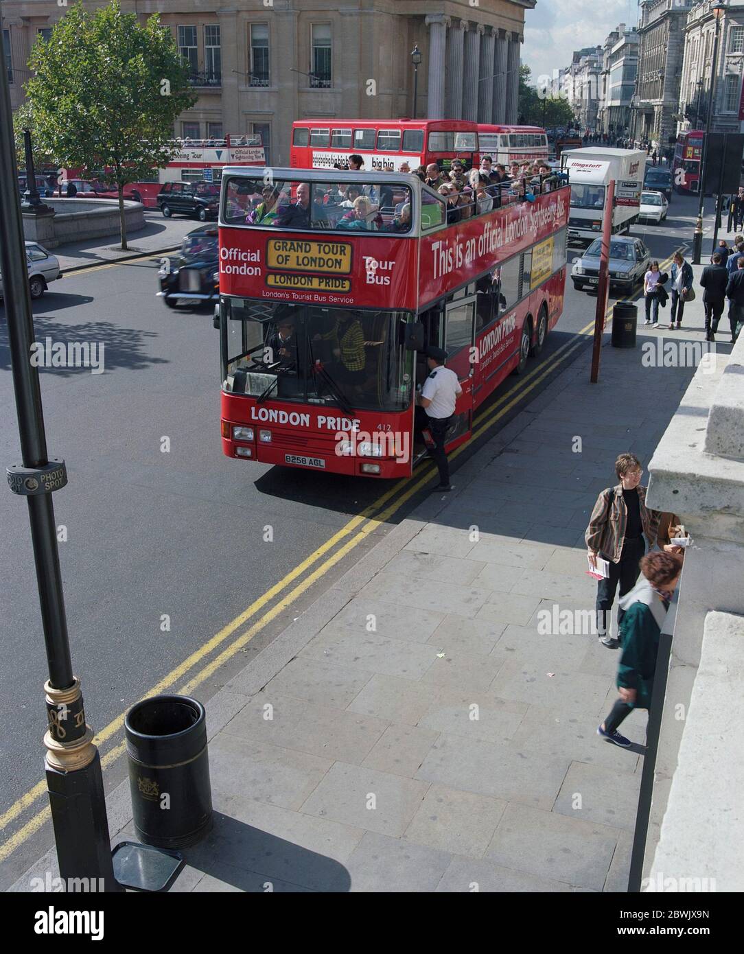 1995 Street scene in Trafalgar Square, central London, south East ...