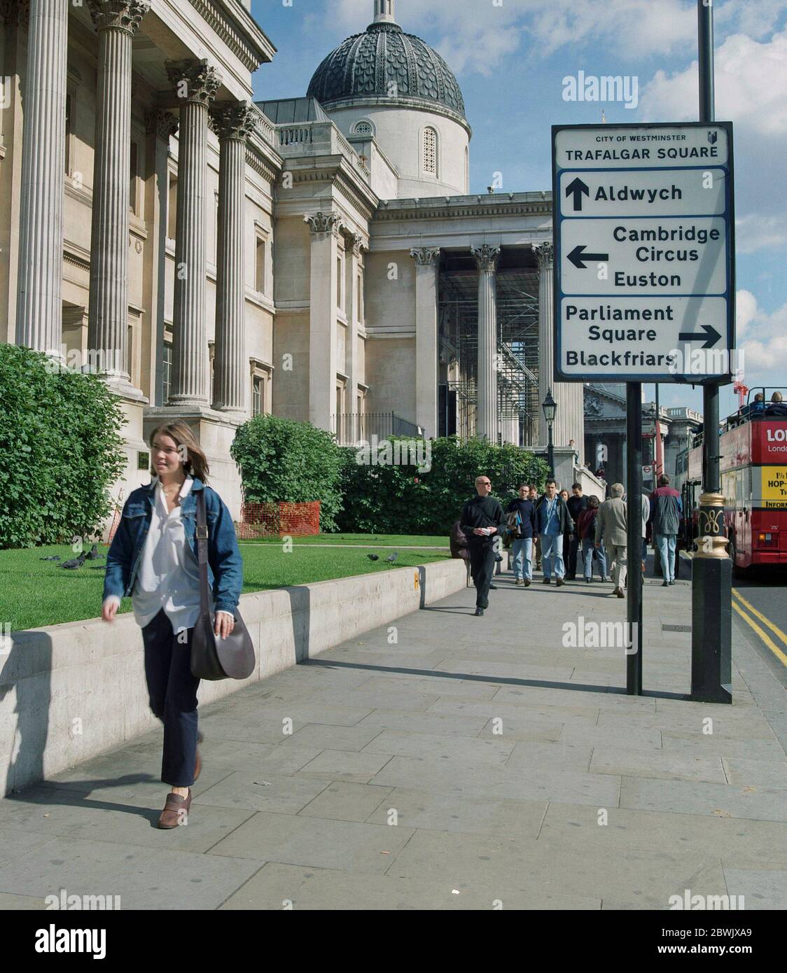 1995 Street scene in Trafalgar Square, central London, south East ...