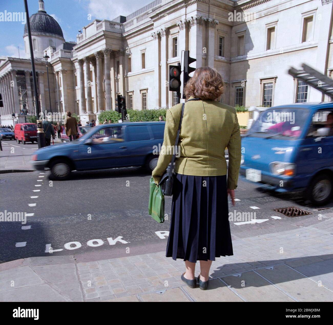 1995 Street scene in Trafalgar Square, central London, south East ...
