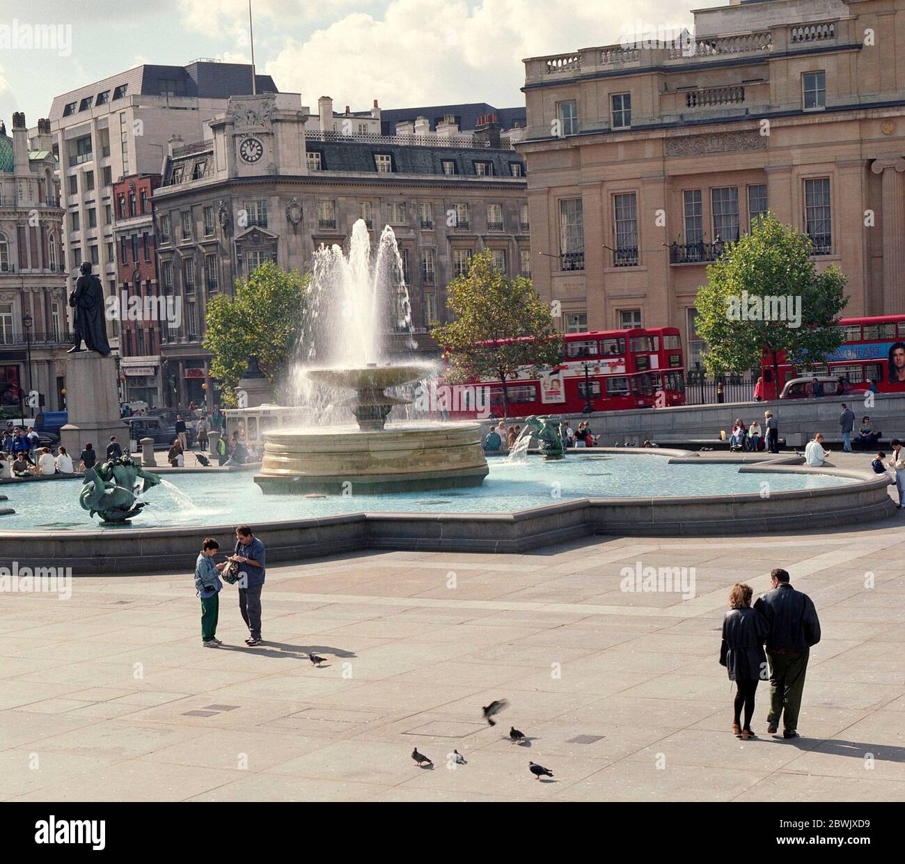 1995 Street scene in Trafalgar Square, central London, south East ...