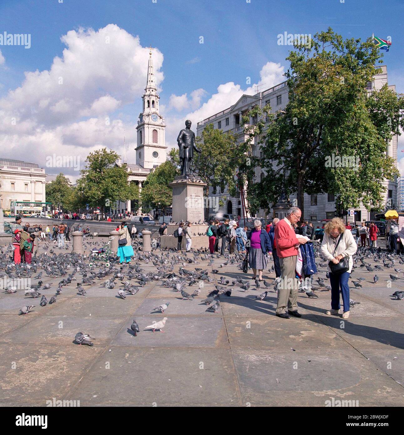 1995 Street scene in Trafalgar Square, central London, south East ...