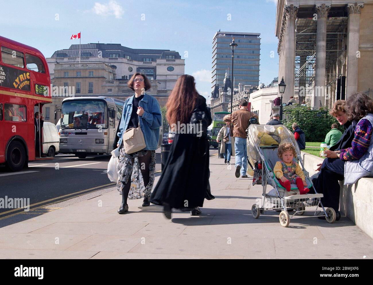 1995 Street scene in Trafalgar Square, central London, south East ...