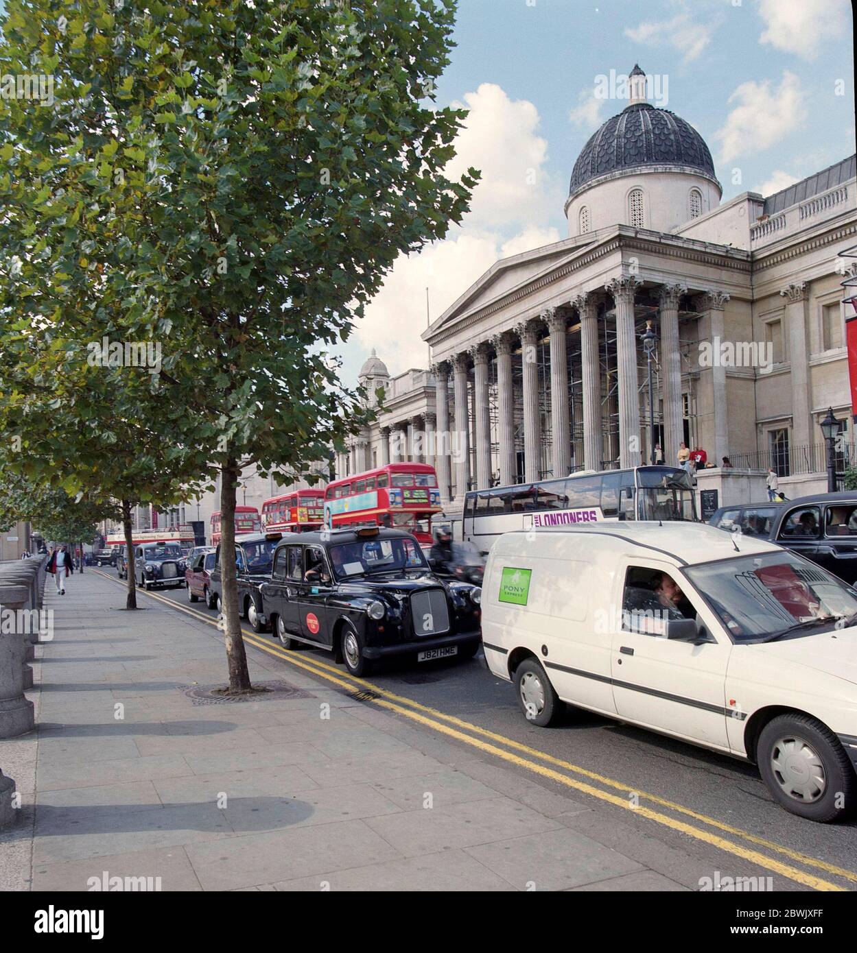 1995 Street scene in Trafalgar Square, central London, south East ...