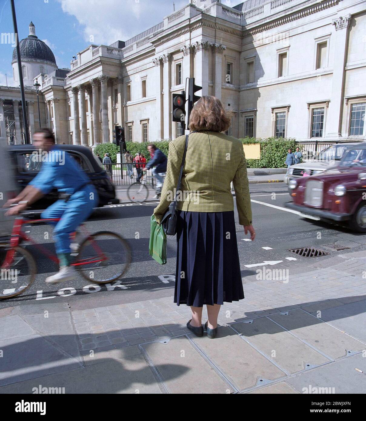 1995 Street scene in Trafalgar Square, central London, south East ...