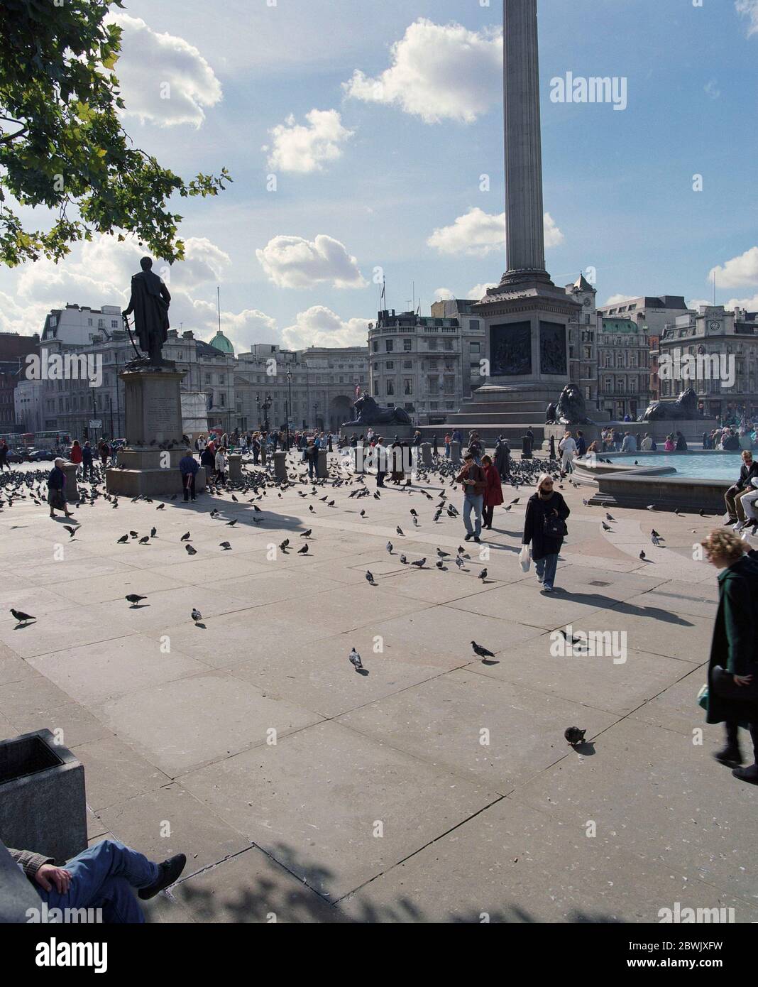 1995 Street scene in Trafalgar Square, central London, south East ...