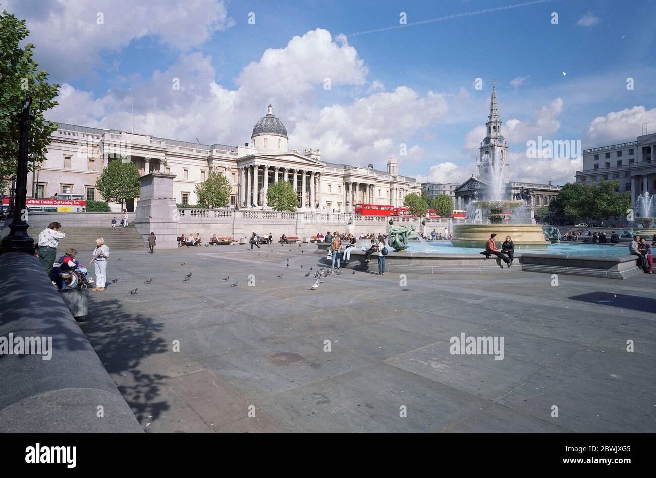 1995 Street scene in Trafalgar Square, central London, south East ...