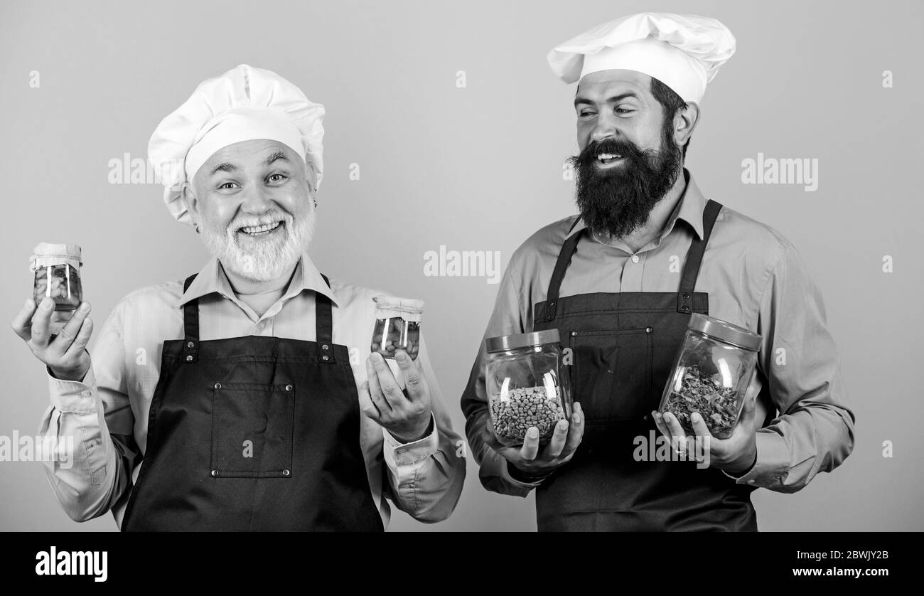 Teamwork multitasking kitchen team hi-res stock photography and images ...