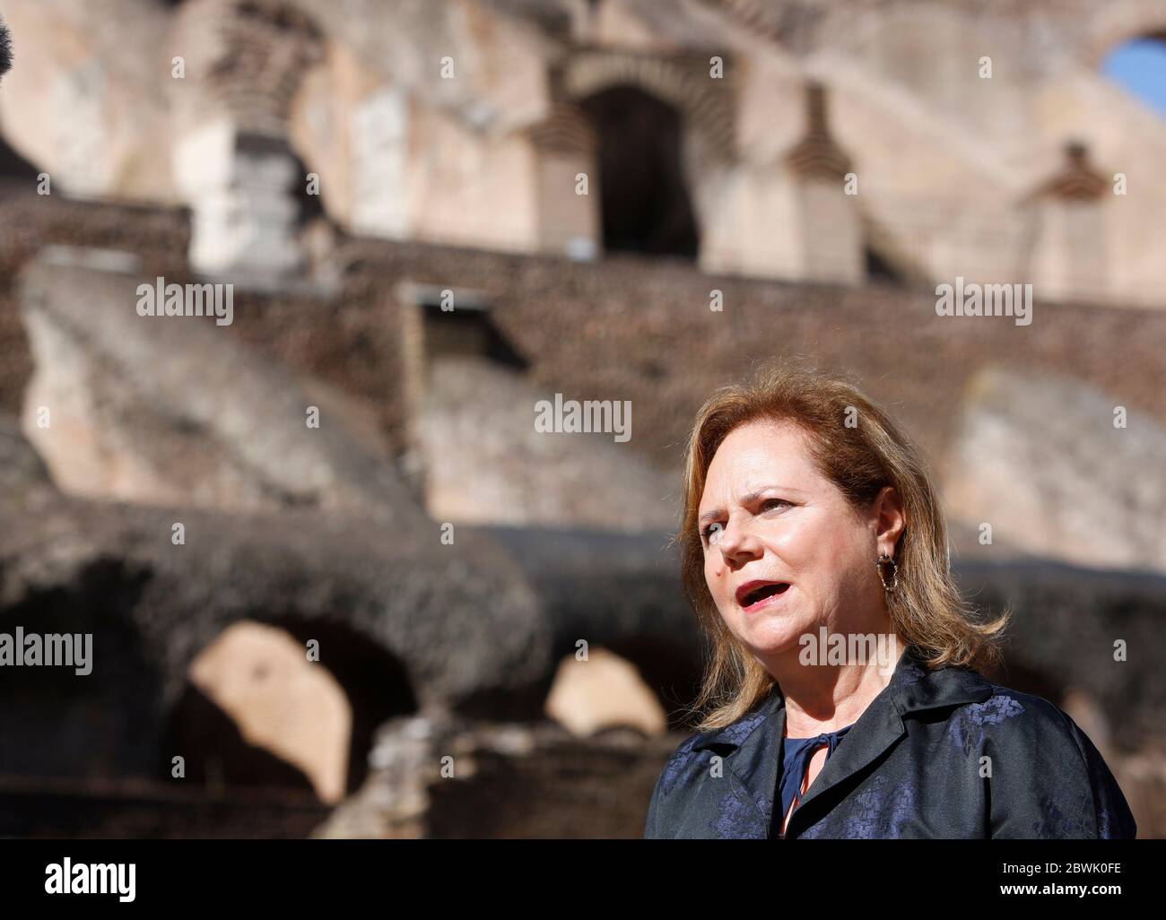 News reporters rome hi-res stock photography and images - Alamy
