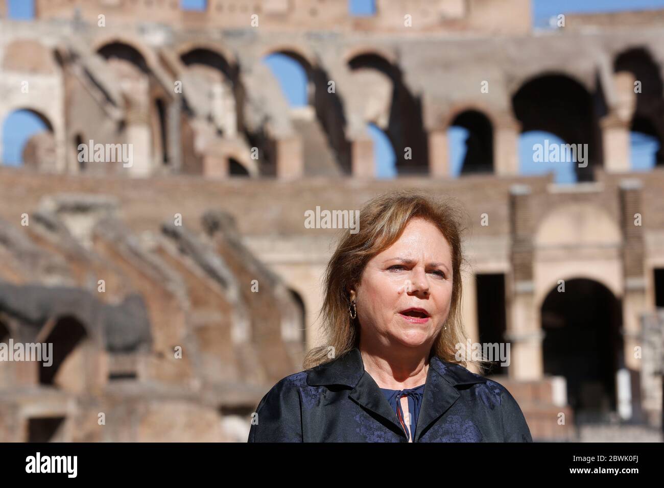 News reporters rome hi-res stock photography and images - Alamy