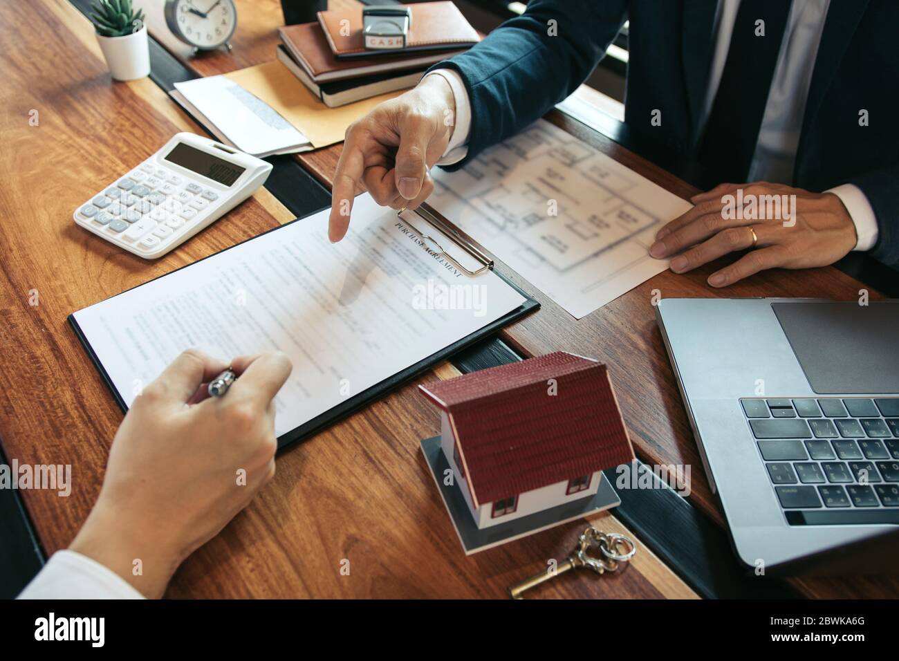Insurance brokers are pointing to contract signing and are explaining ...