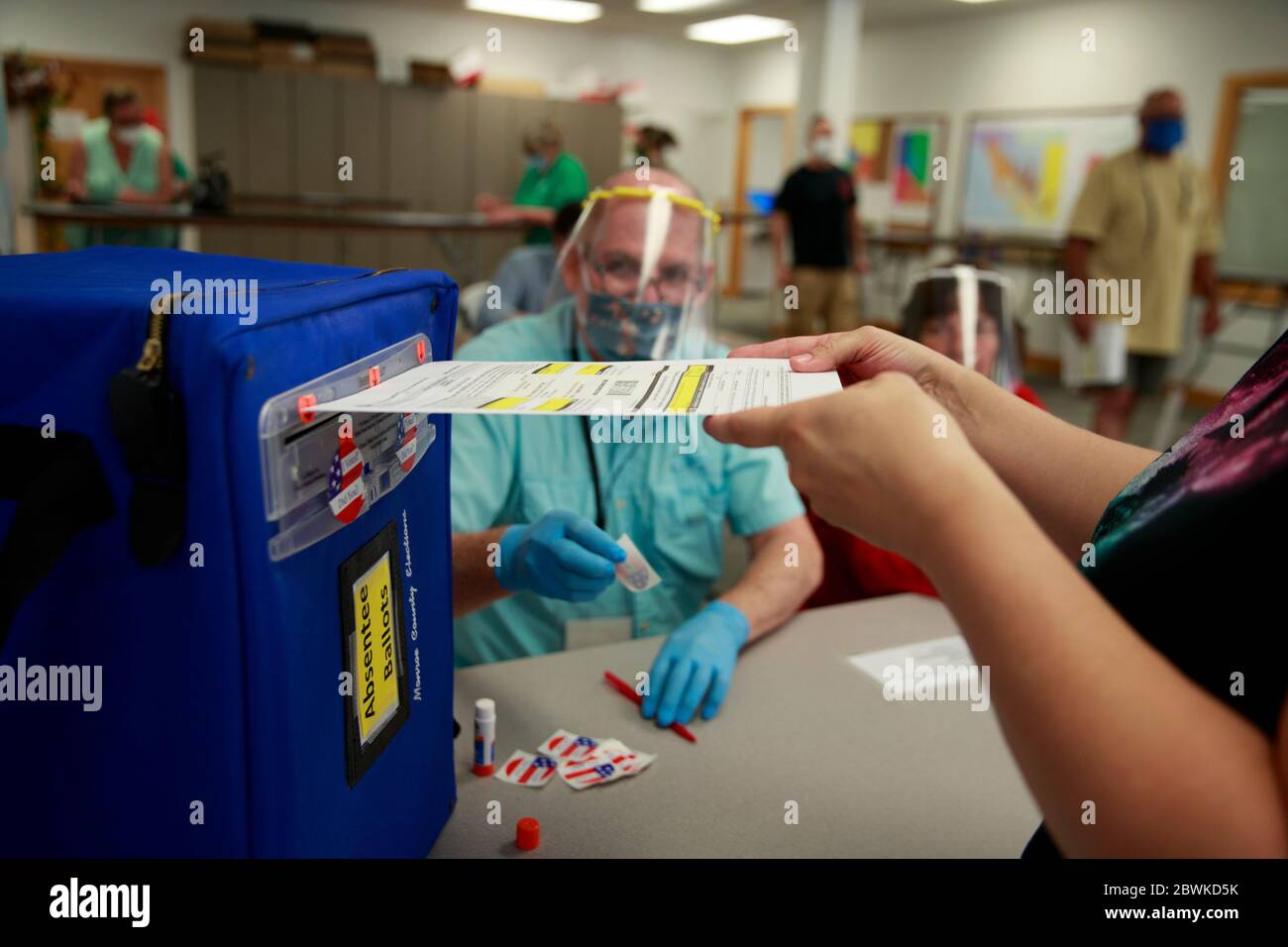 Voter cast ballot 2020 primary hi-res stock photography and images - Alamy