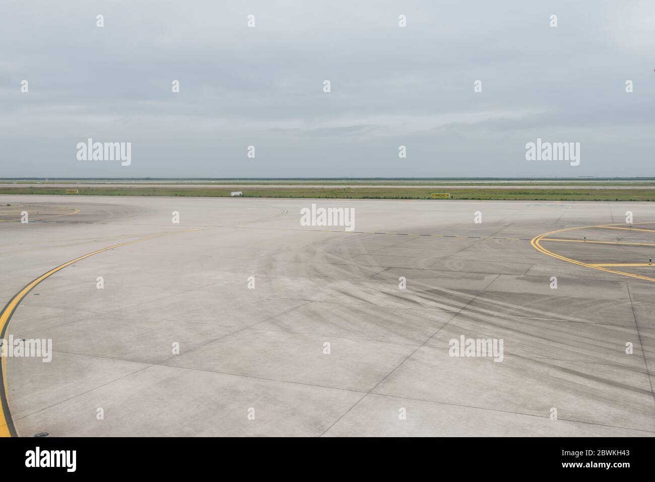 Empty airport runway hi-res stock photography and images - Alamy