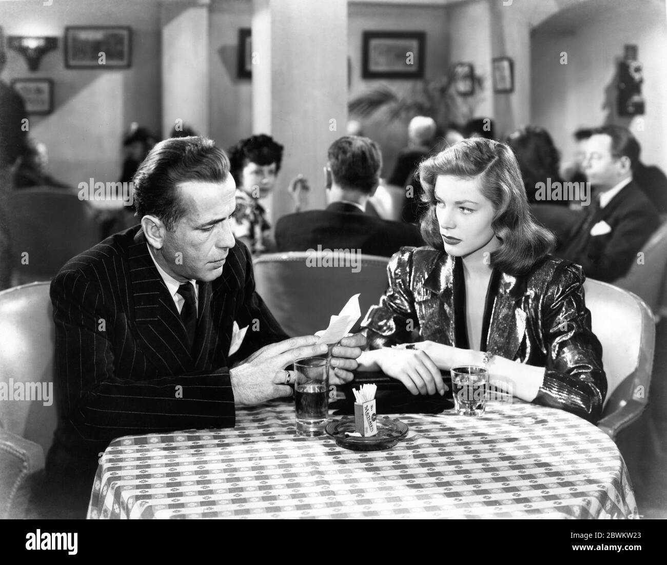 Humphrey bogart as phillip marlowe hi-res stock photography and images ...