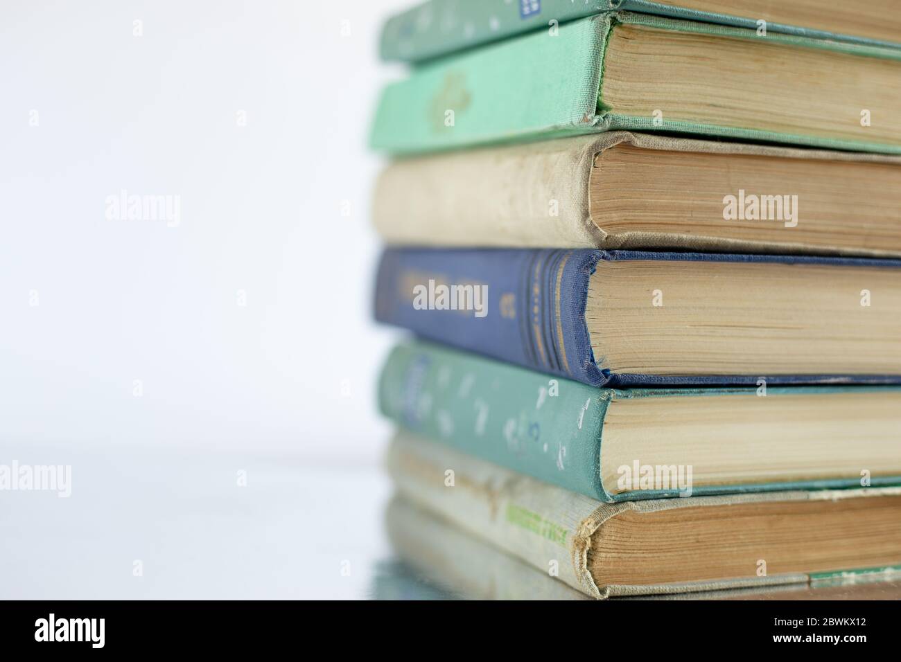 Books from side hi-res stock photography and images - Alamy
