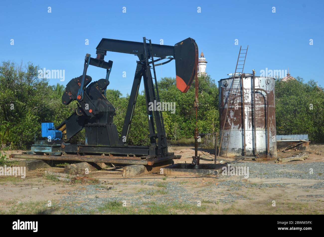 Indonesia oil drilling platform hi-res stock photography and images - Alamy