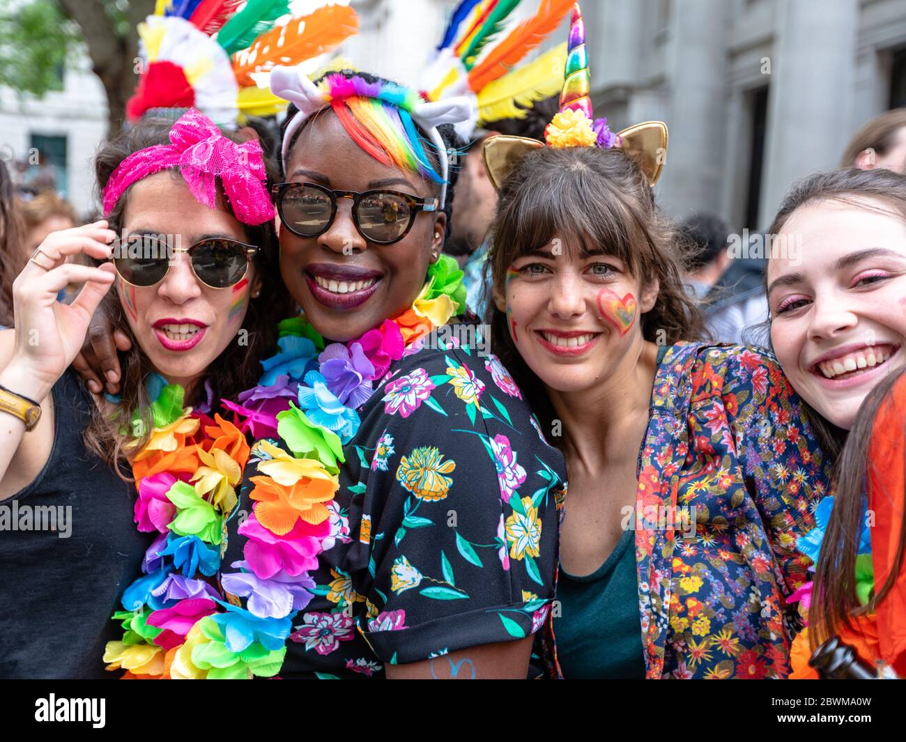 Happy crowd hi-res stock photography and images - Alamy