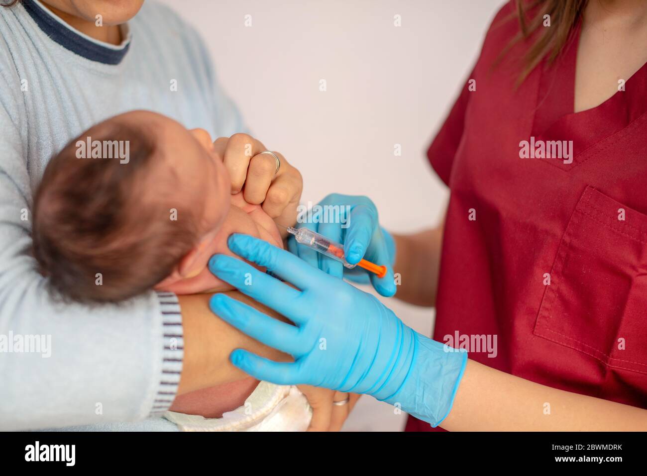 Doctor injection baby hi-res stock photography and images - Alamy
