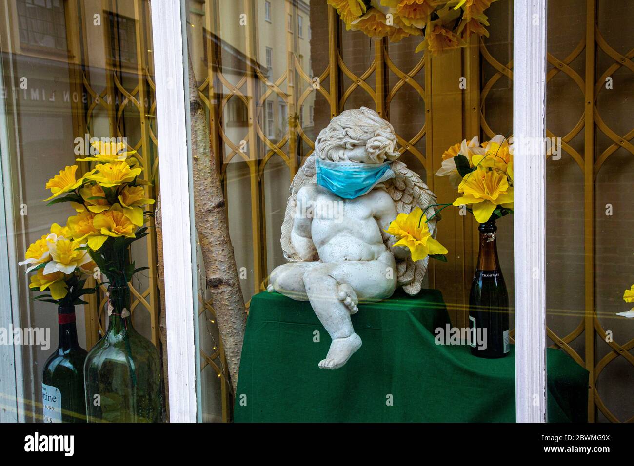 Statue with face mask Stock Photo - Alamy