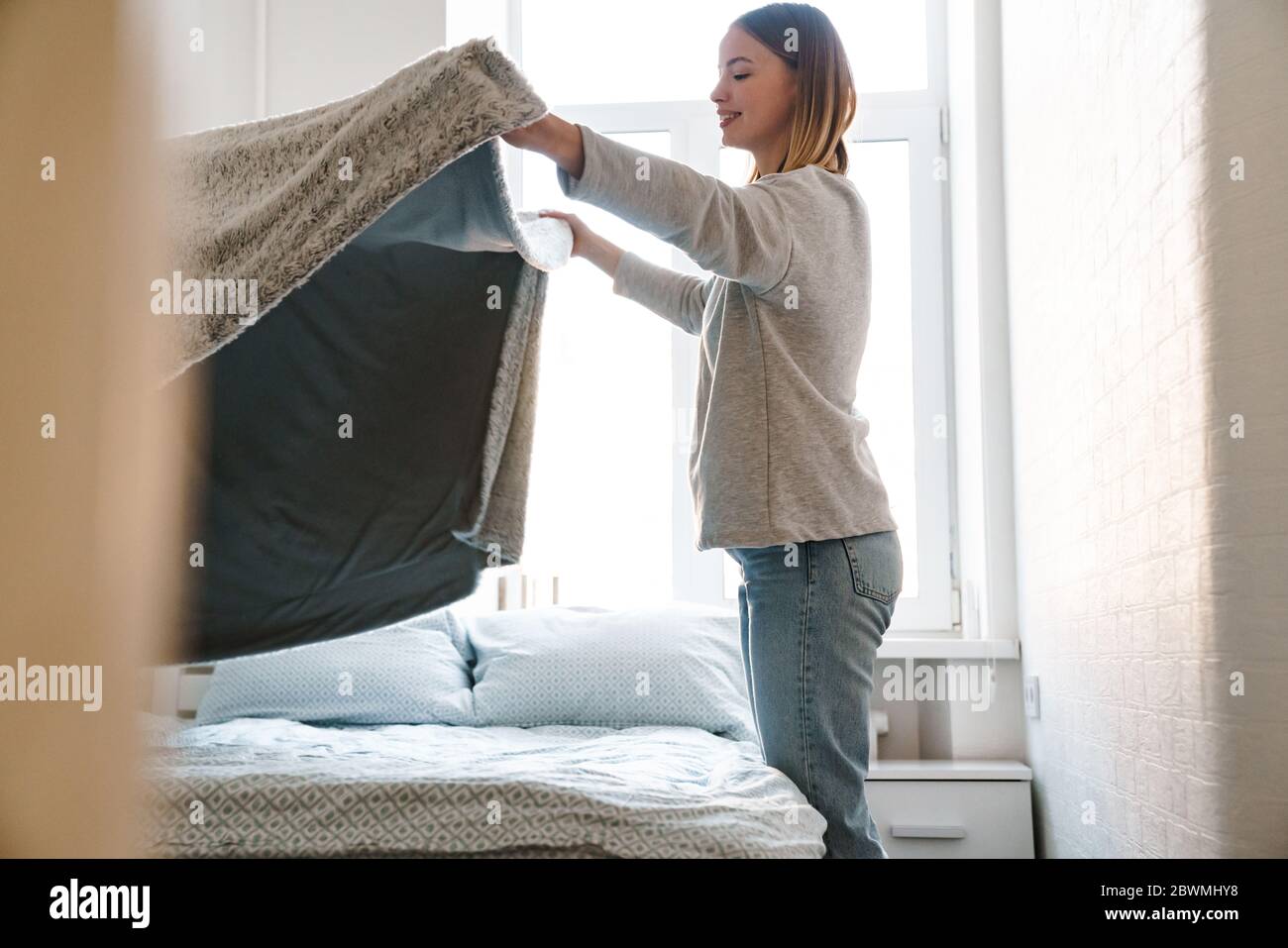 Making bed hi-res stock photography and images - Alamy