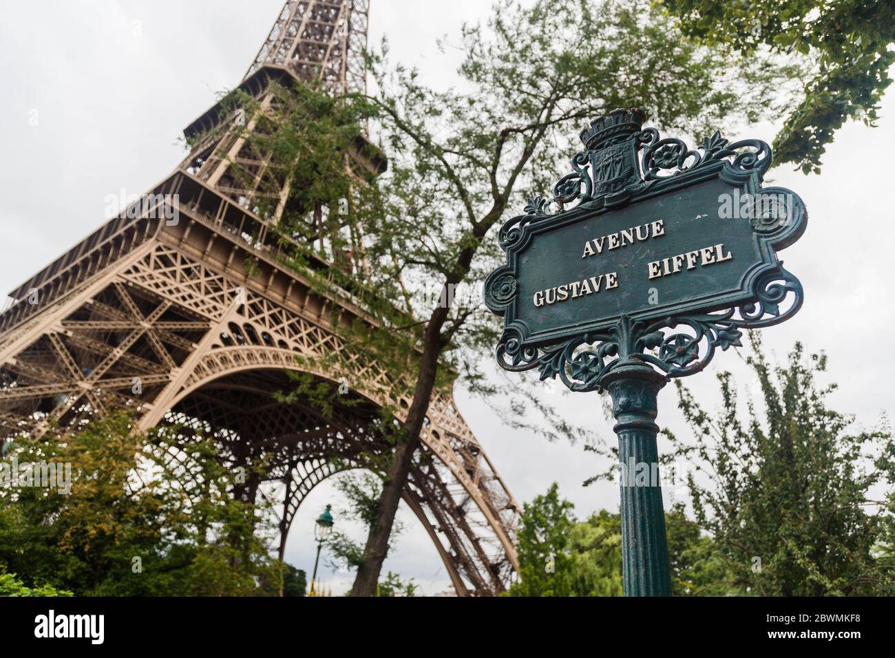 Eiffel tower bad weather hi-res stock photography and images - Alamy