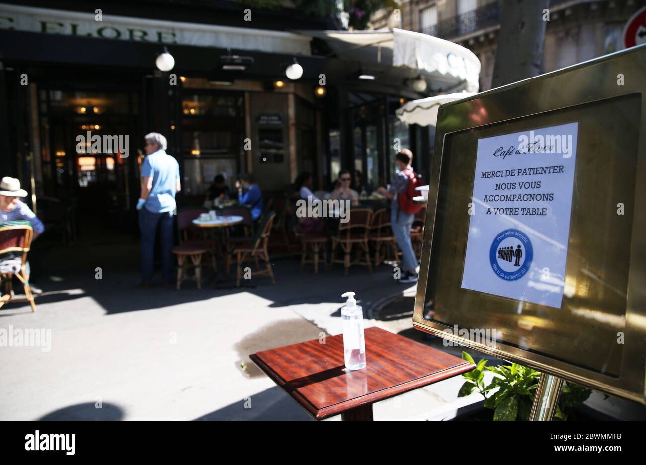 Please wait hi-res stock photography and images - Alamy