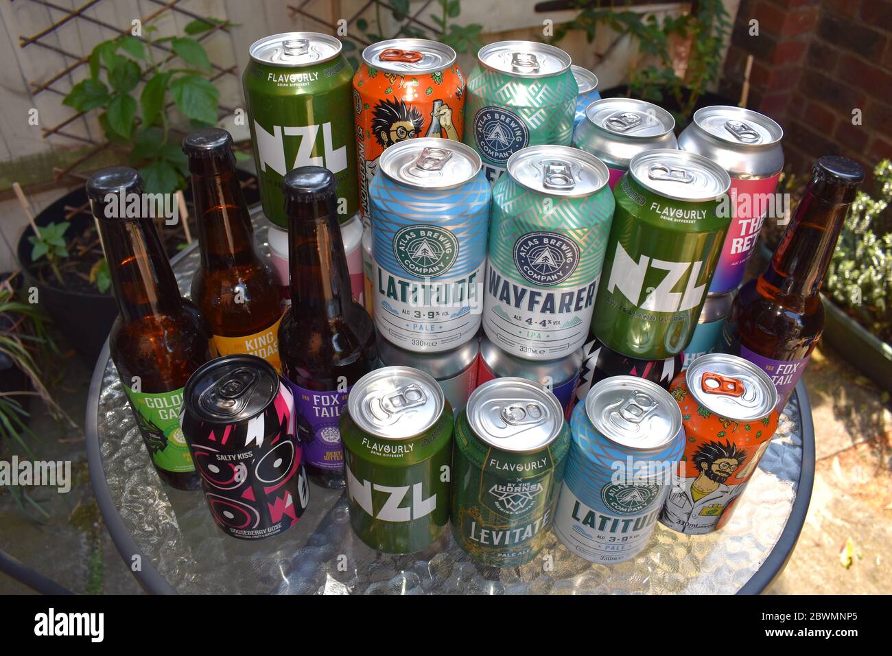 Bar bottle bottles drinks drink can cans hi-res stock photography and ...