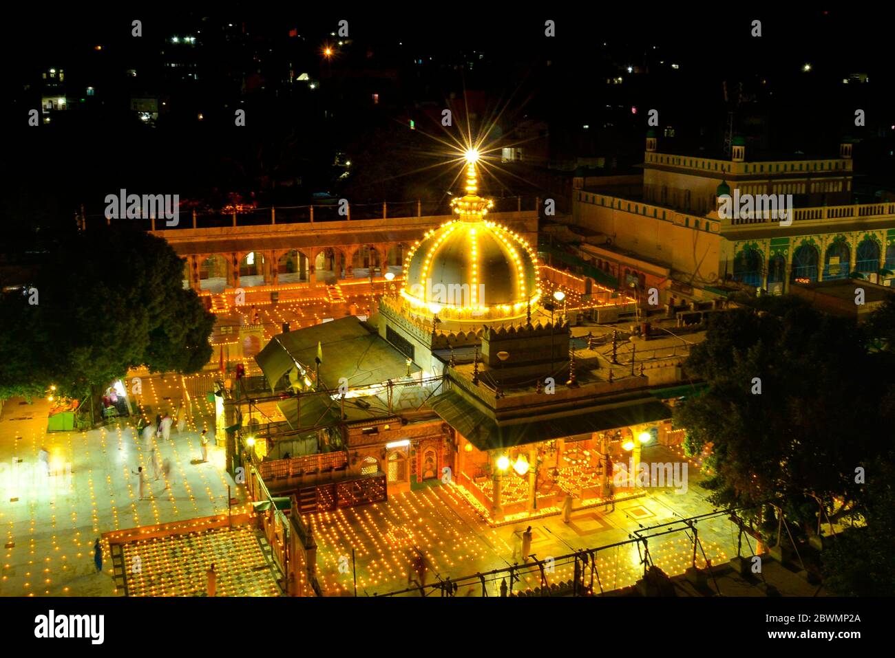 Ajmer, India. 01st June, 2020. 21,000 lamps were illuminated in Dargah ...