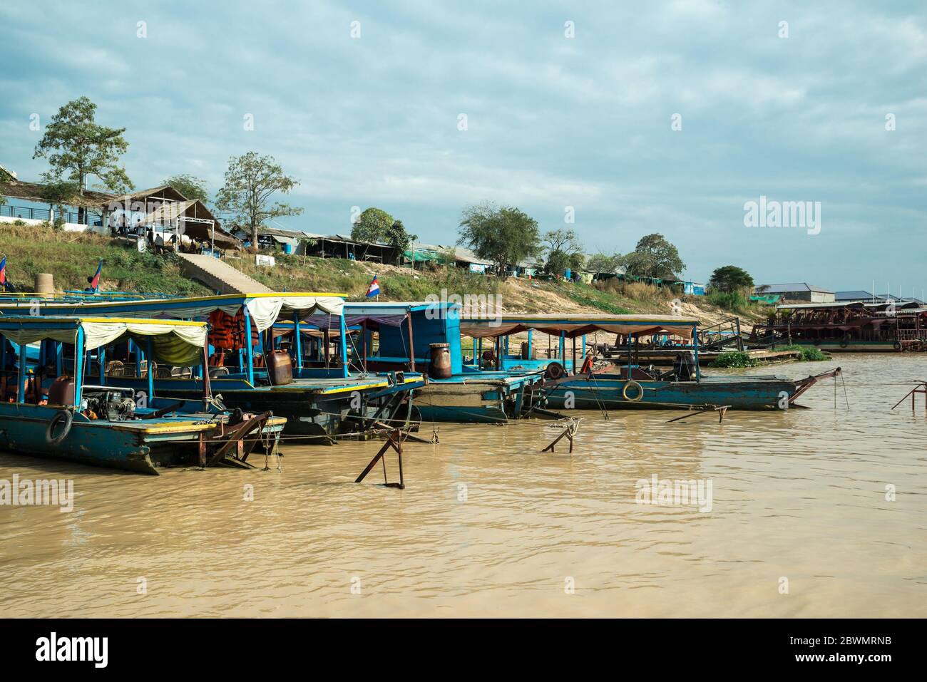 Tonle sap net fishing hi-res stock photography and images - Alamy