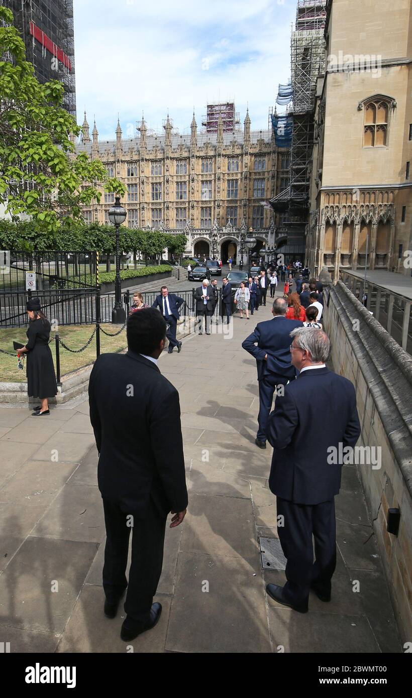 Queue outside the house of commons in westminster hi-res stock ...