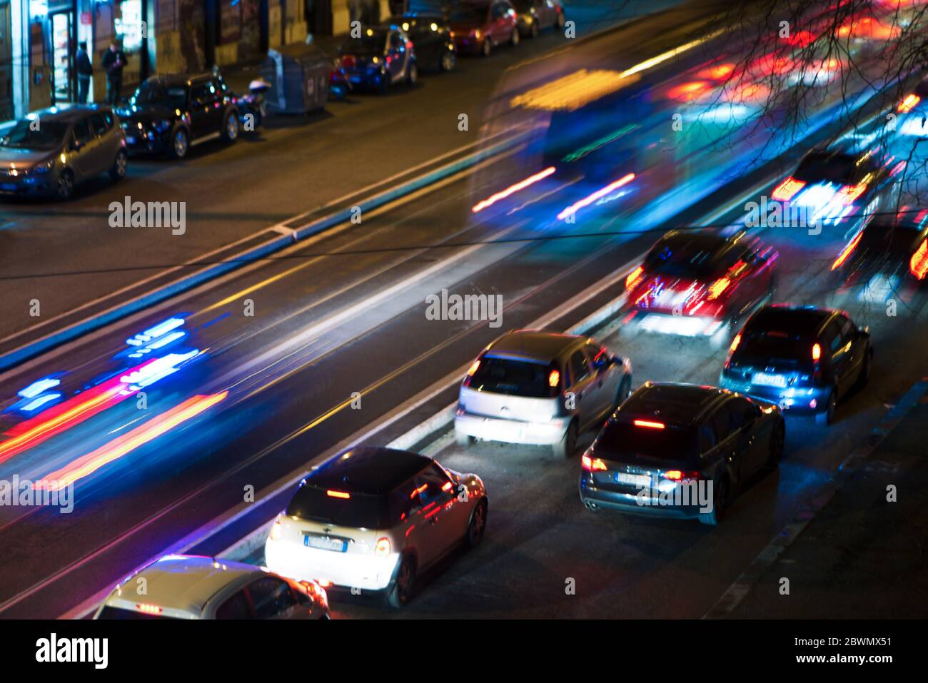 Cars in the night hi-res stock photography and images - Alamy