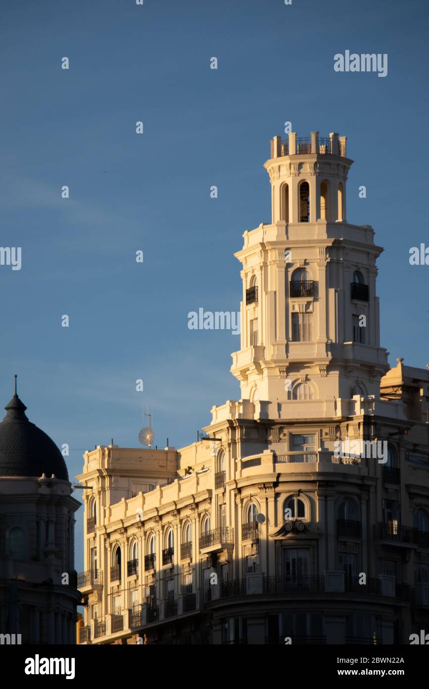 Building profile hi-res stock photography and images - Alamy