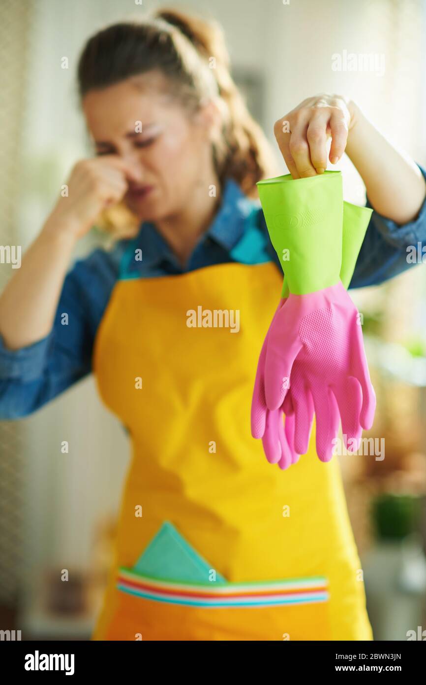 Housewife rubber gloves store